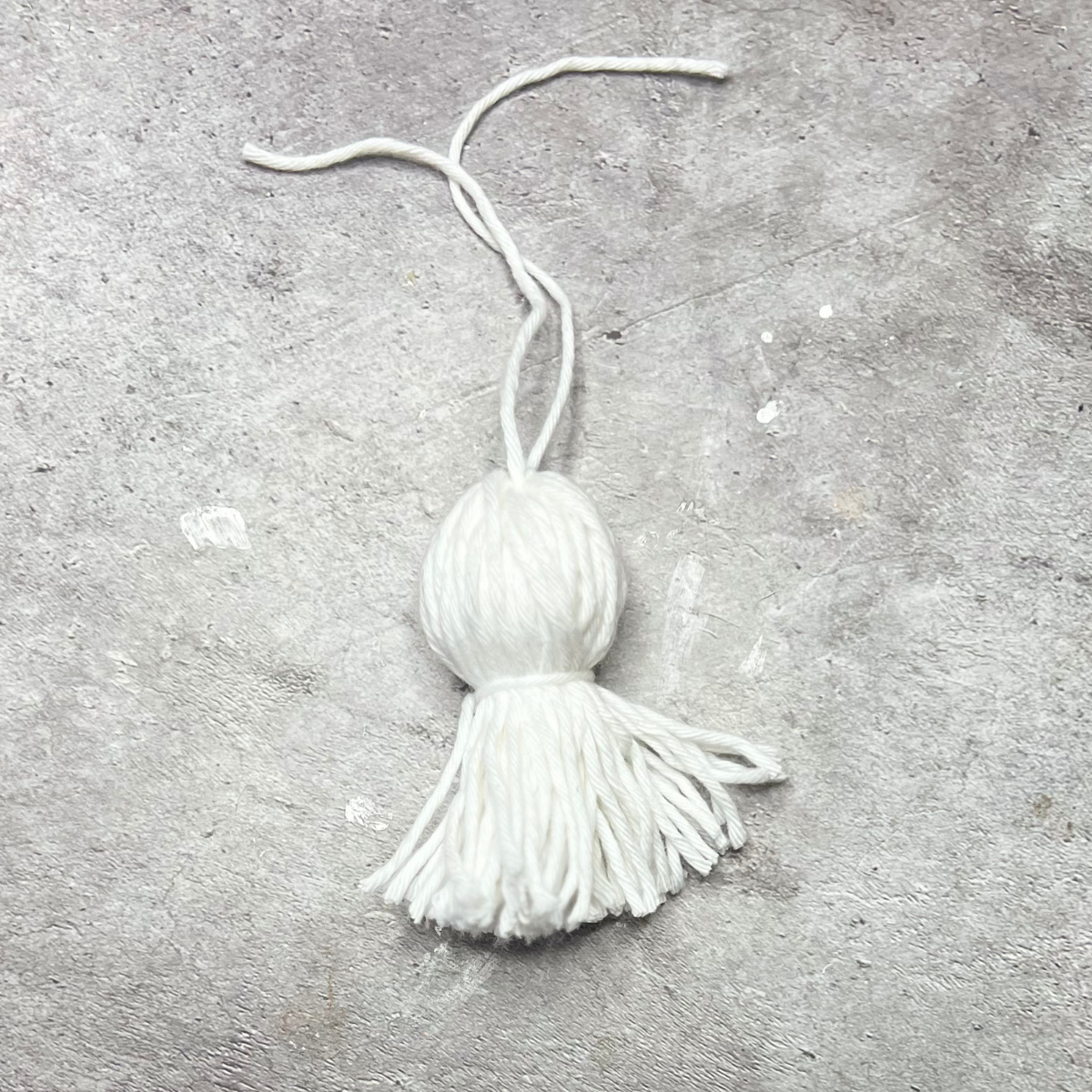 Gespenst aus Wollquaste basteln - Homemadery