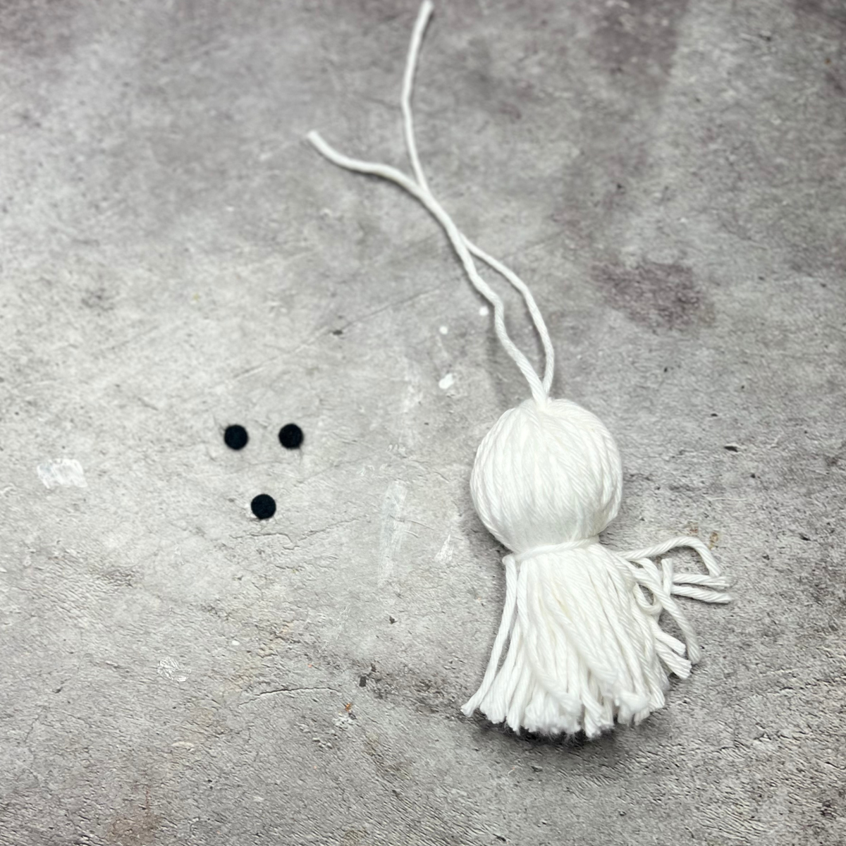 Gespenst aus Wollquaste basteln - Homemadery