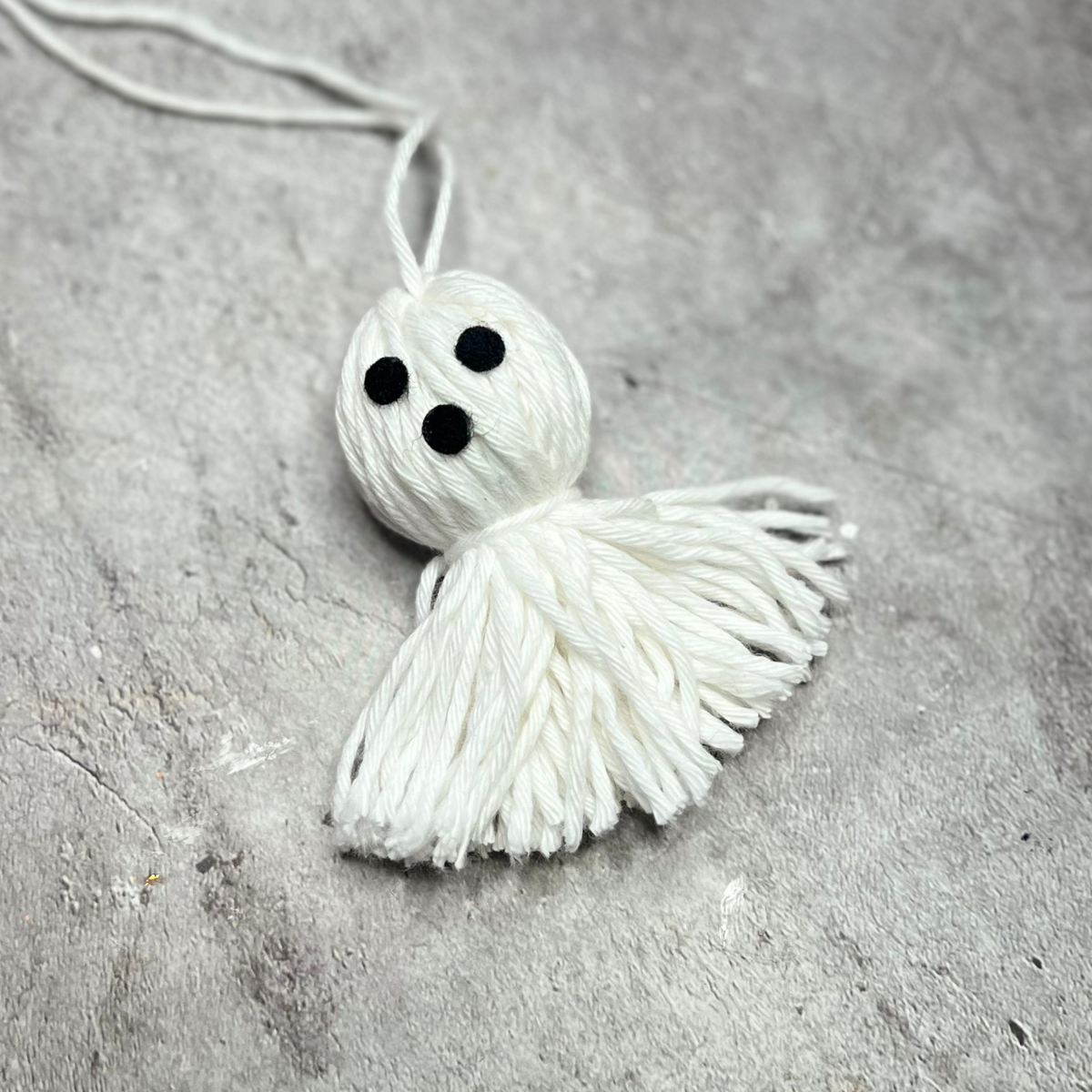 Gespenst aus Wollquaste basteln - Homemadery