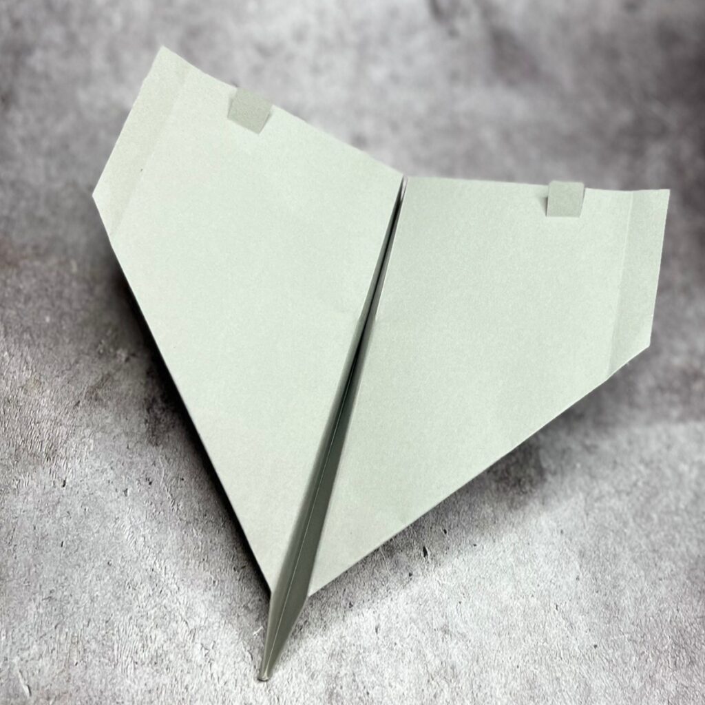 ️ Papierflieger basteln: Einfacher Gleiter - Homemadery
