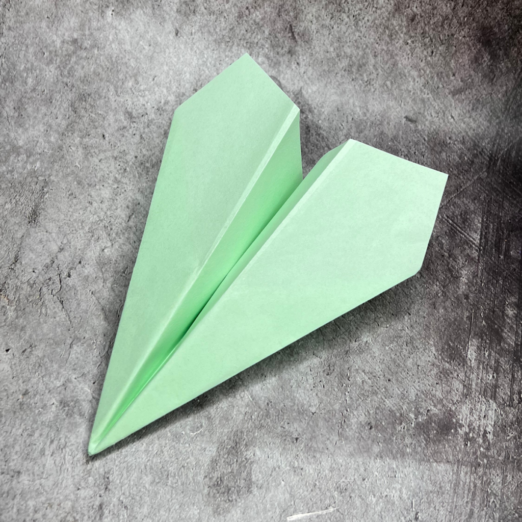 ️ Papierflieger basteln: Einfacher Gleiter - Homemadery