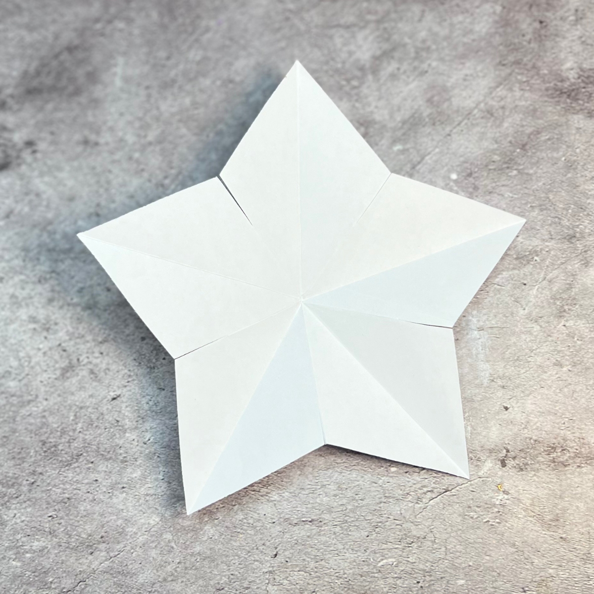 Einfache Sterne aus Papier falten - Homemadery